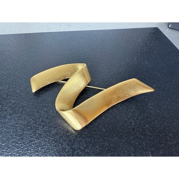 Monet | Jewelry | Signed Monet Matte Gold Tone Ribbon Brooch Pin Glam ...